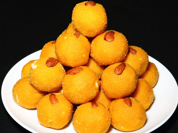 10 Awesome Ladoo Recipes For Diwali - Boldsky.com