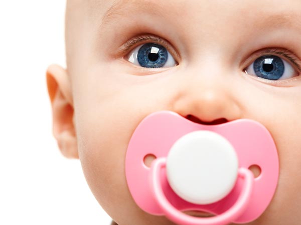 Pros and Cons Of Pacifiers For Babies - Boldsky.com