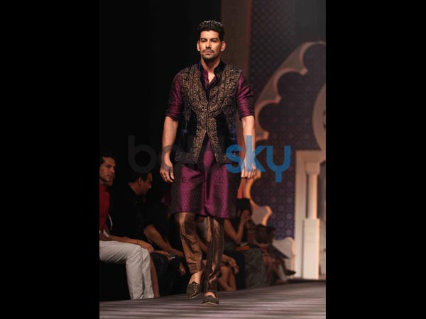 IBFW 2013: Raghavendra Rathore’s Bridal Collection - Boldsky.com