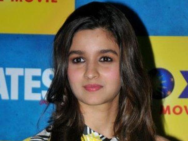 Alia Bhatt Looks Too Bright For Her Promotions - Boldsky.com