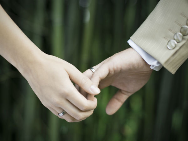 Engaged In Long Distance Relationship: Tips - Boldsky.com