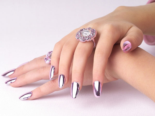 Best Metallic Nail Colours For Summer - Boldsky.com