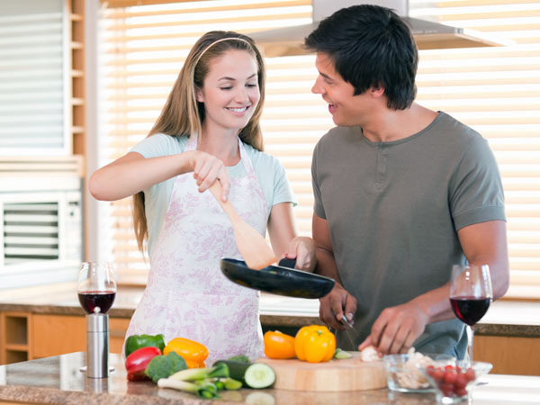Why Men Shouldn't Help In The Kitchen? - Boldsky.com