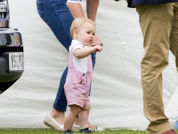 OMG! Prince George Takes His First Steps - Boldsky.com