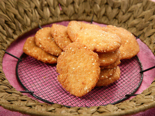 Crispy Sweet Mathri Recipe - Boldsky.com