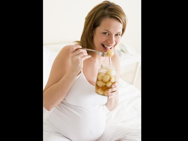 Is Having Eggs During Pregnancy Safe? - Boldsky.com