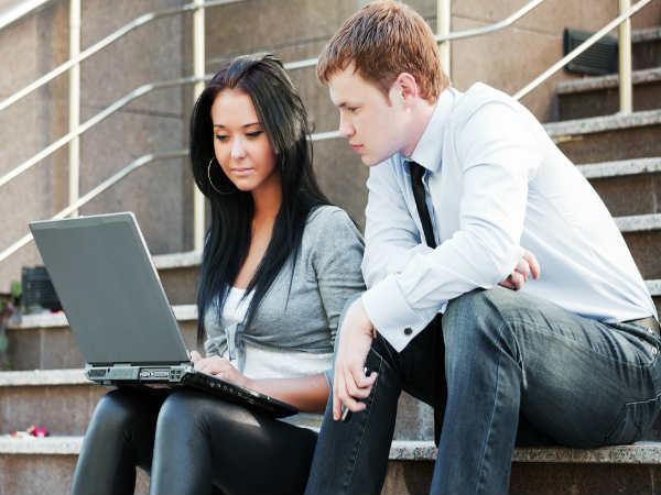 8 Signs Your Male Boss Likes You - Boldsky.com