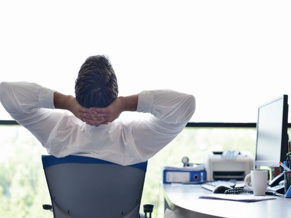 5 Things You Shouldn't Do At Work - Boldsky.com