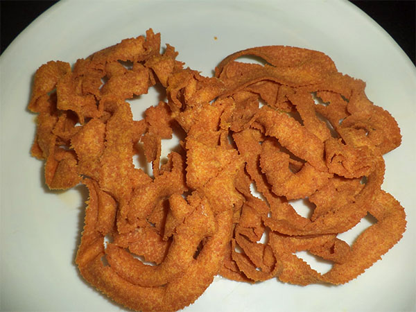 Easy To Make Ribbon Pakoda - Boldsky.com