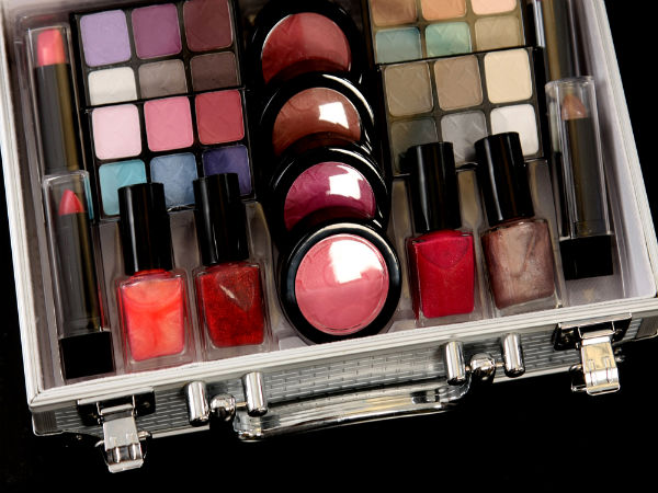 Ways To Care For Your Makeup Kit - Boldsky.com
