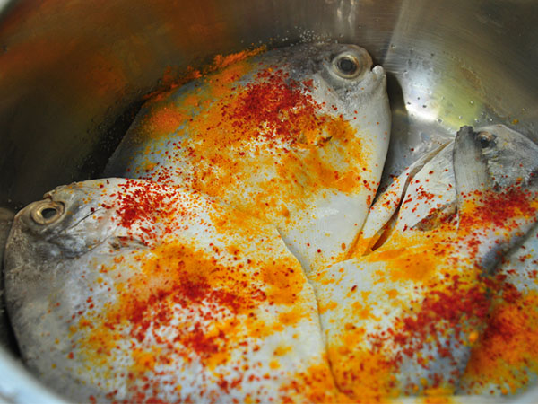 Pomfret Fish In Mustard Sauce Recipe - Boldsky.com