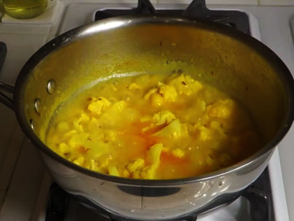 Yummy Treat: Cauliflower With Yogurt Gravy - Boldsky.com