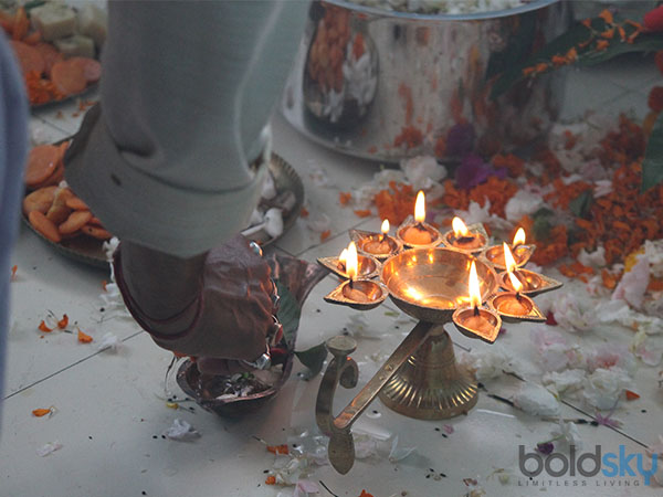 Importance Of Aarti In Hinduism - Boldsky.com