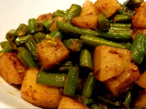 Spicy Aloo And Green Beans Sabzi - Boldsky.com