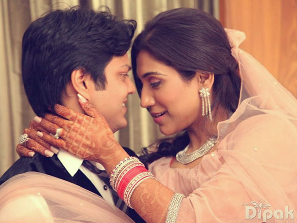 17 Must-Have Poses For Your Wedding Album - Boldsky.com