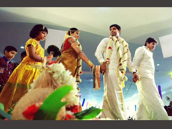 17 Must-Have Poses For Your Wedding Album - Boldsky.com