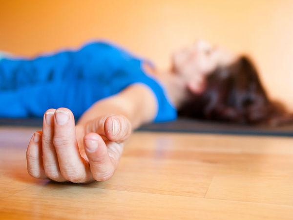 Benefits Of Savasana Pose - Boldsky.com