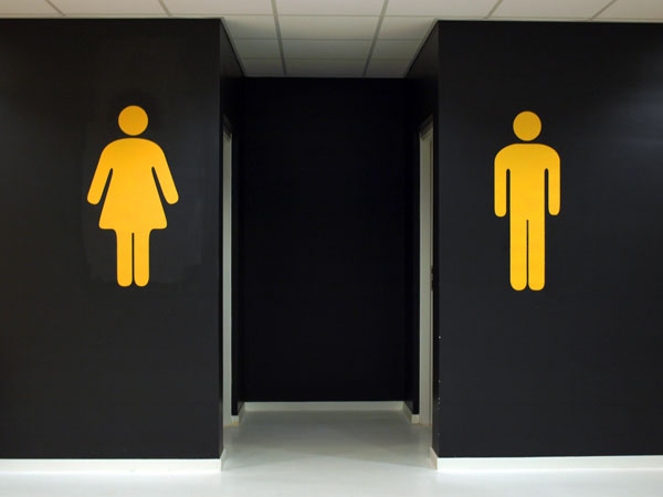 How To Use A Public Toilet Safely - Boldsky.com