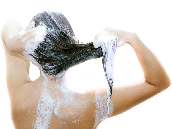 How To Shampoo Your Hair: 10 Steps - Boldsky.com