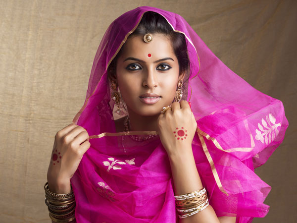 10 Wonderful Ways To Wear Bangles - Boldsky.com