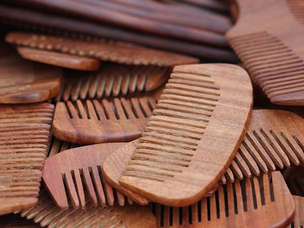 Why You Should Use A Wooden Comb For Your Mane - Boldsky.com