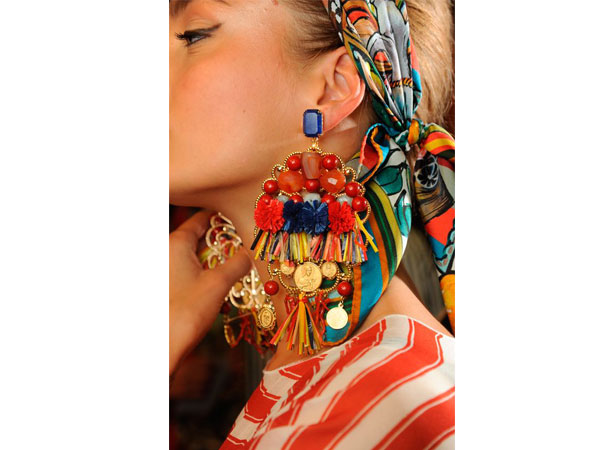 Get Those Neon Colours Out! It's 'Wear Something Gaudy' Day - Boldsky.com