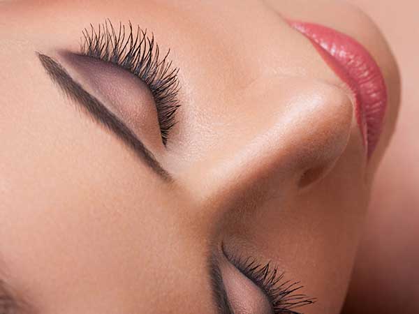 Try These Makeup Tricks To Make Pale Skin Look Glowing - Boldsky.com