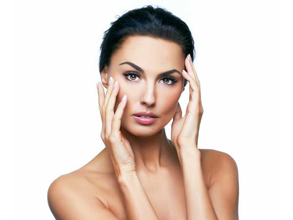 Try These Makeup Tricks To Make Pale Skin Look Glowing - Boldsky.com