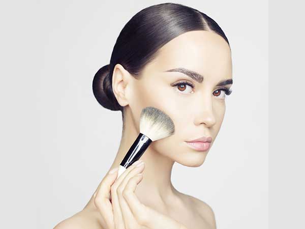 Try These Makeup Tricks To Make Pale Skin Look Glowing - Boldsky.com
