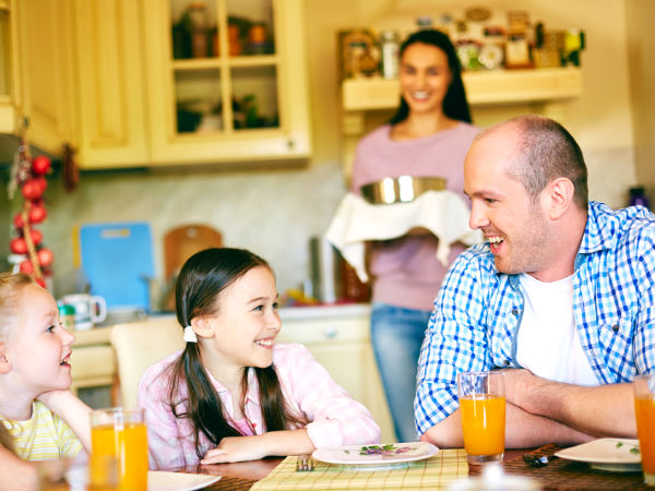 Is Eating While Watching TV Dangerous? - Boldsky.com