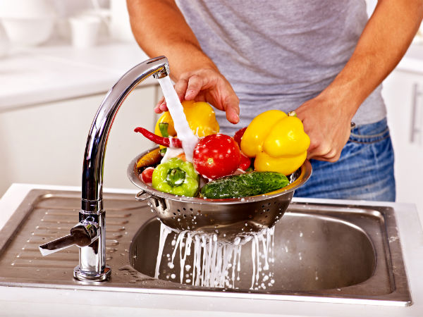 How To Clean Vegetables And Fruits Naturally - Boldsky.com