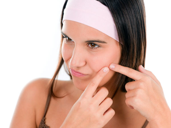 What Happens When You Sleep With Makeup? - Boldsky.com