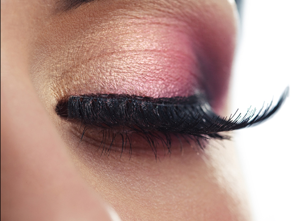 Quick Tips To Strengthen Your Eyelashes - Boldsky.com