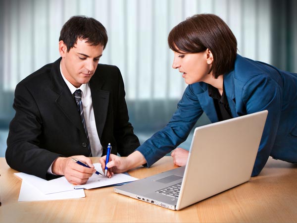 8 Simple Ways To Relax Your Body In Office - Boldsky.com