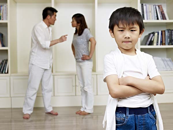 7 Bad Habits Of Parents That Affect Their Children - Boldsky.com