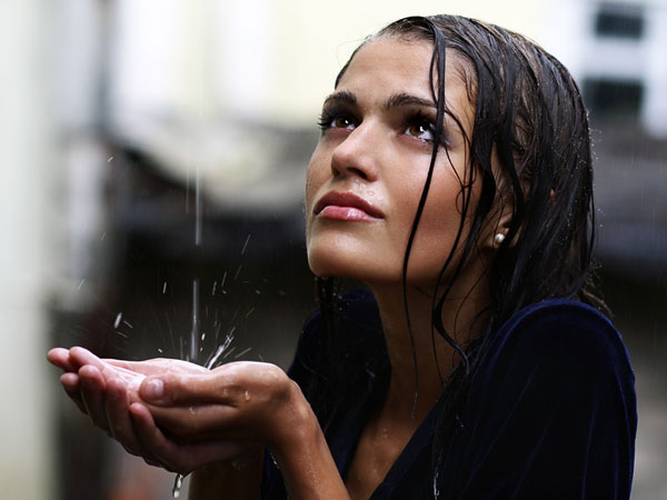 Tips To Save Rain-Soaked Hair - Boldsky.com