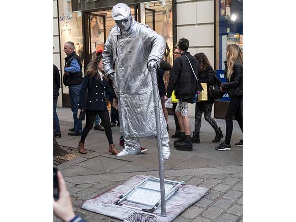 Secret Behind Levitating Street Performers, Revealed!! - Boldsky.com