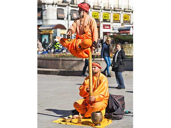 Secret Behind Levitating Street Performers, Revealed!! - Boldsky.com
