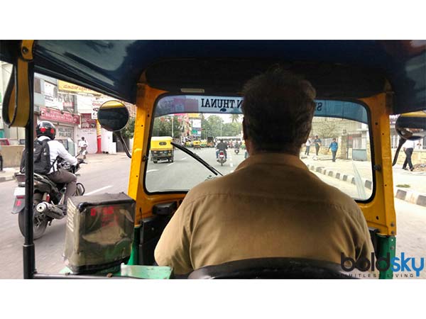 Why Do Most Auto Rickshaw Drivers Sit On The Edge - Boldsky.com