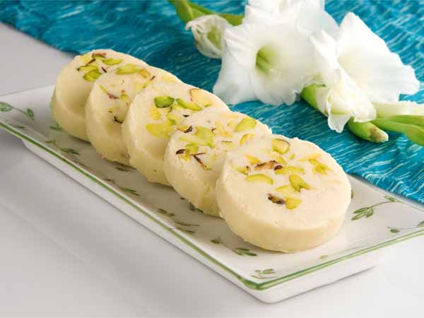Khoya Peda Sweet Recipe For Krishna Janmashtami - Boldsky.com