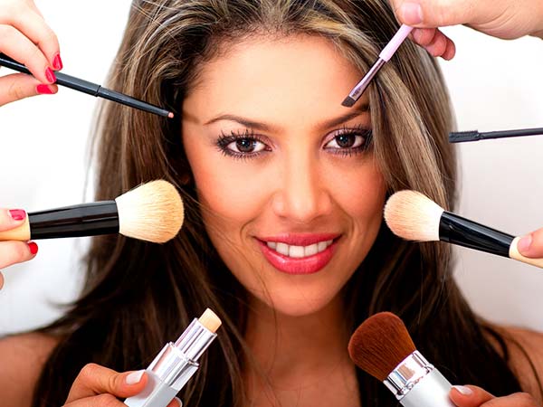 What Happens When You Wear Makeup Every Day? - Boldsky.com