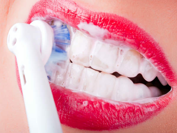 Tips To Remove Food Stuck In Gums - Boldsky.com