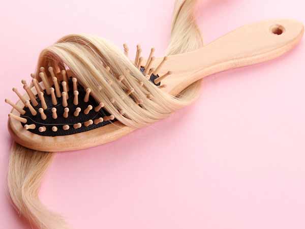 Are You Combing Your Hair Right? - Boldsky.com