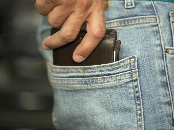 Which Is The Best Colour Of Wallet That You Need To Have - Boldsky.com