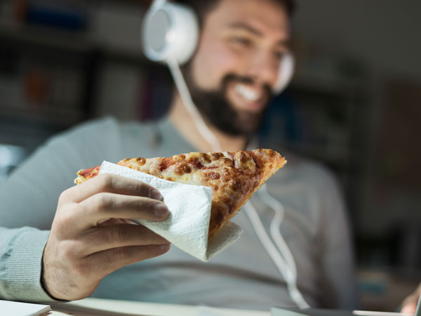 How Can You Curb Nighttime Snacking? - Boldsky.com