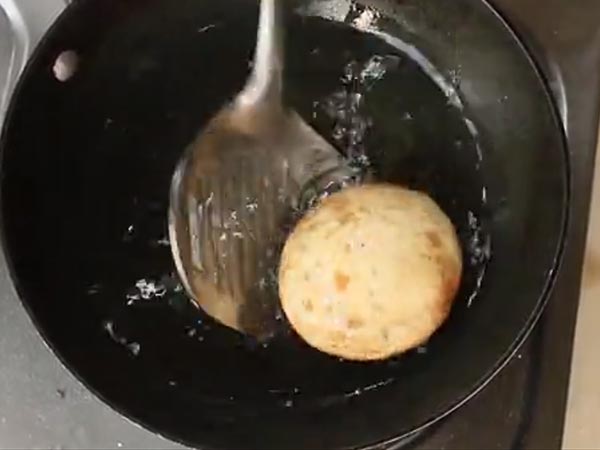 Video: Tasty Sweet Banana Puri Recipe - Boldsky.com