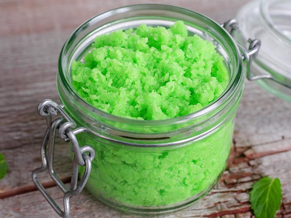 How To Make A Brightening Peppermint Body Scrub - Boldsky.com