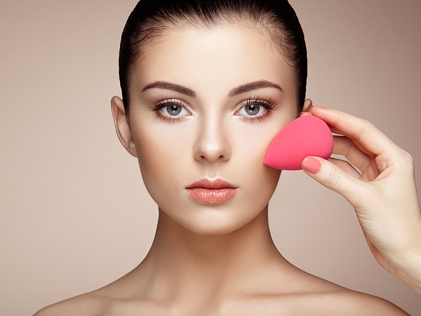 How To Make Your Face Look Slimmer Using Makeup? - Boldsky.com