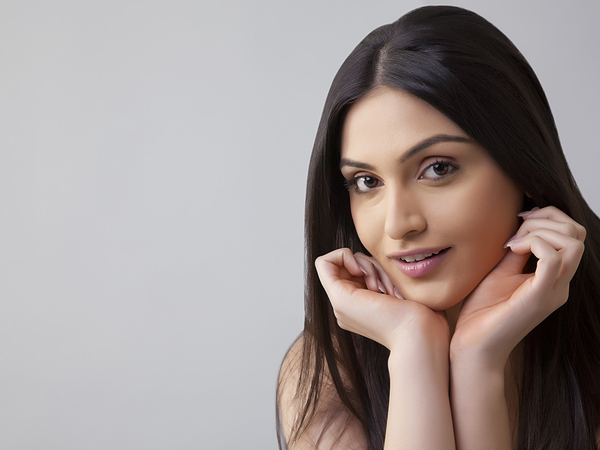 How To Get Sculpted Cheekbones With Makeup - Boldsky.com