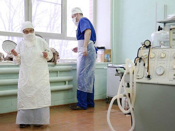 Meet The Oldest Surgeon In The World - Boldsky.com